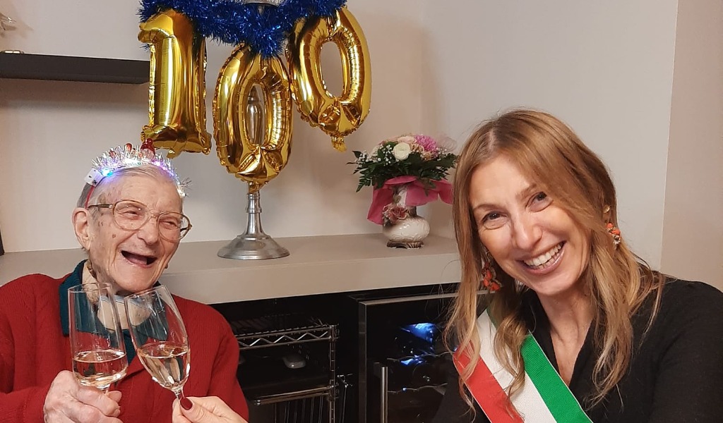 Un secolo di vita e di sorrisi, Leonilde Cebrelli festeggia 100 anni ...