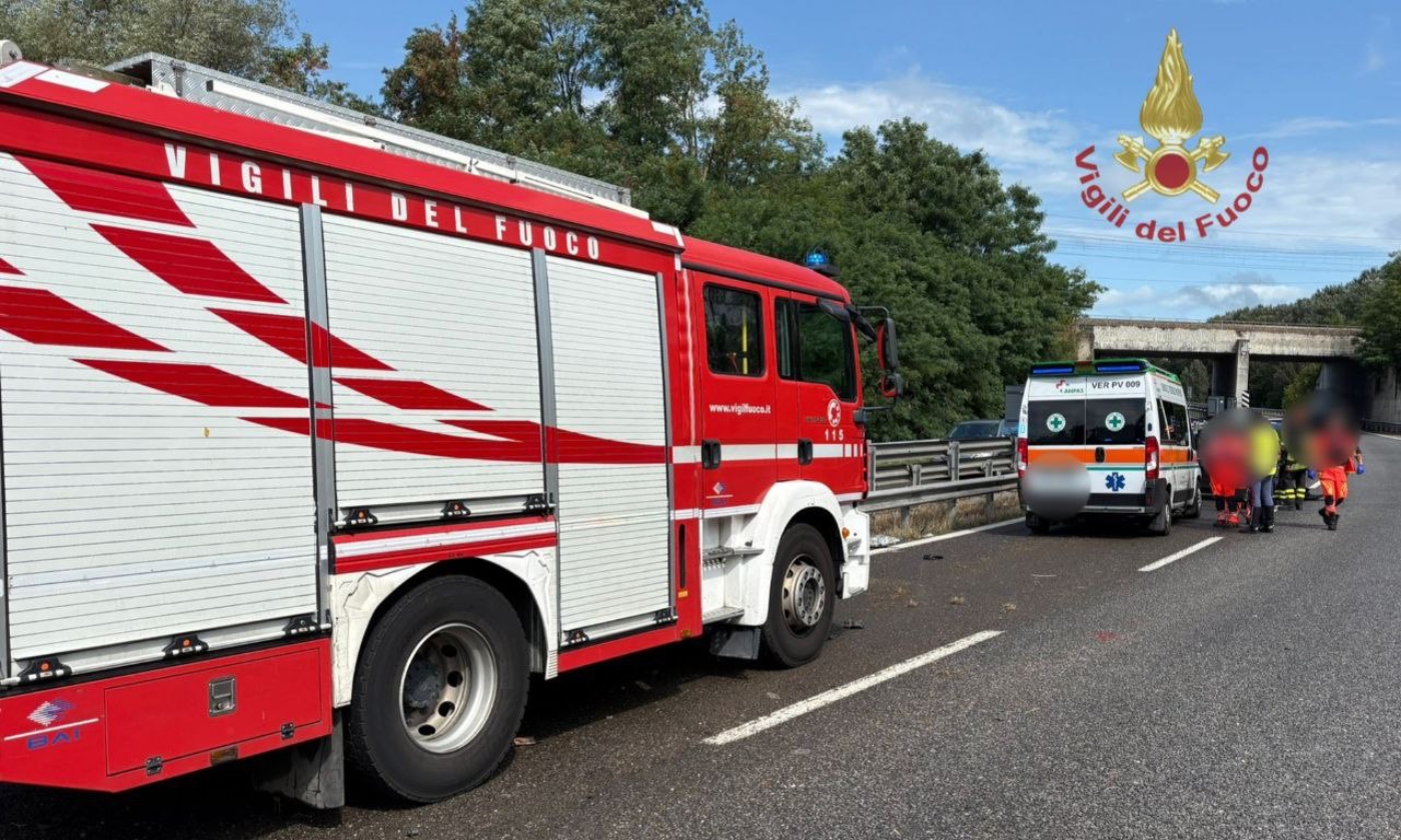 Esce di strada con l'auto sulla tangenziale di Pavia, coinvolti anche ...