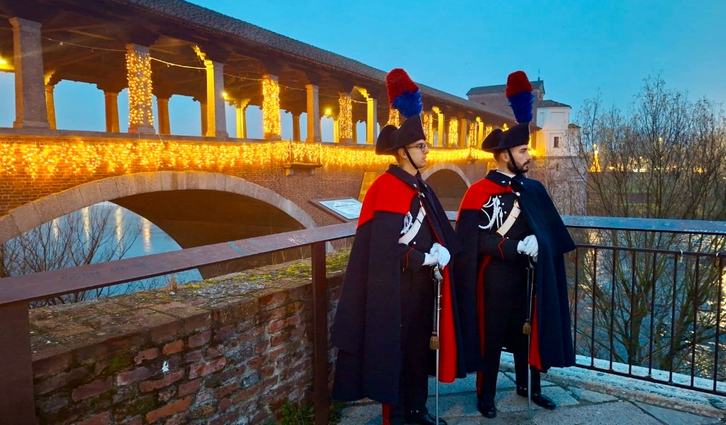 Carabinieri in Grande Uniforme Storica rafforzano i controlli in centro ...